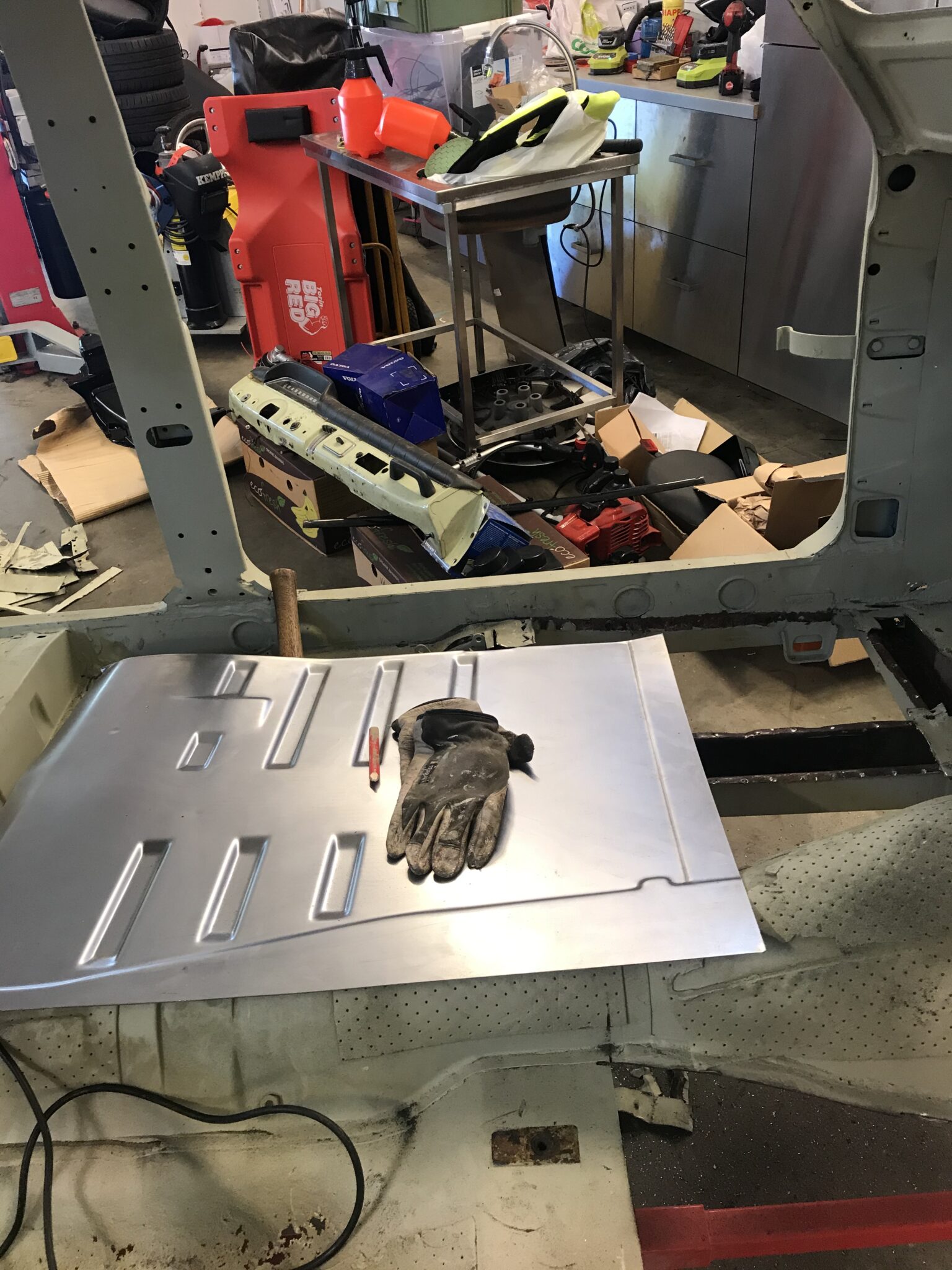 Amazon67 - svetsning av av nya golvplåtar.