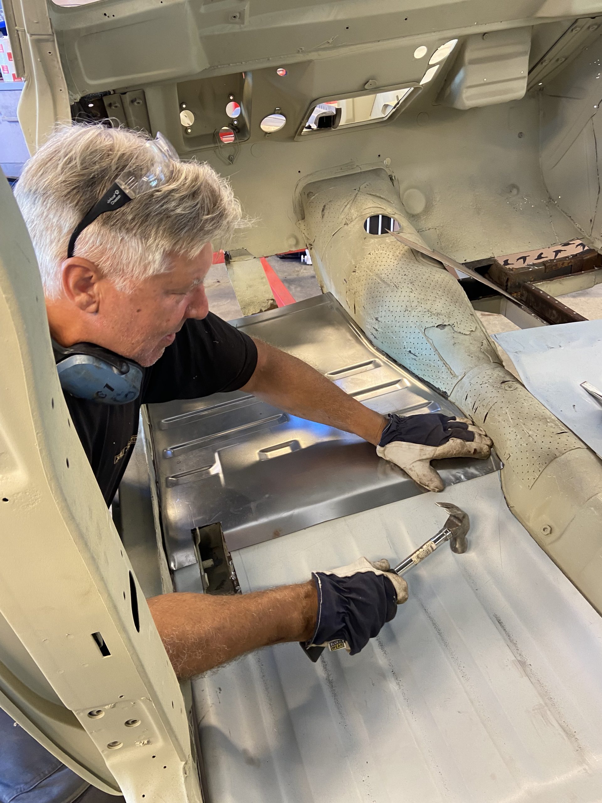 Nu börjar vi Mig-svetsa dit det nya golvet och torpedväggarna ...